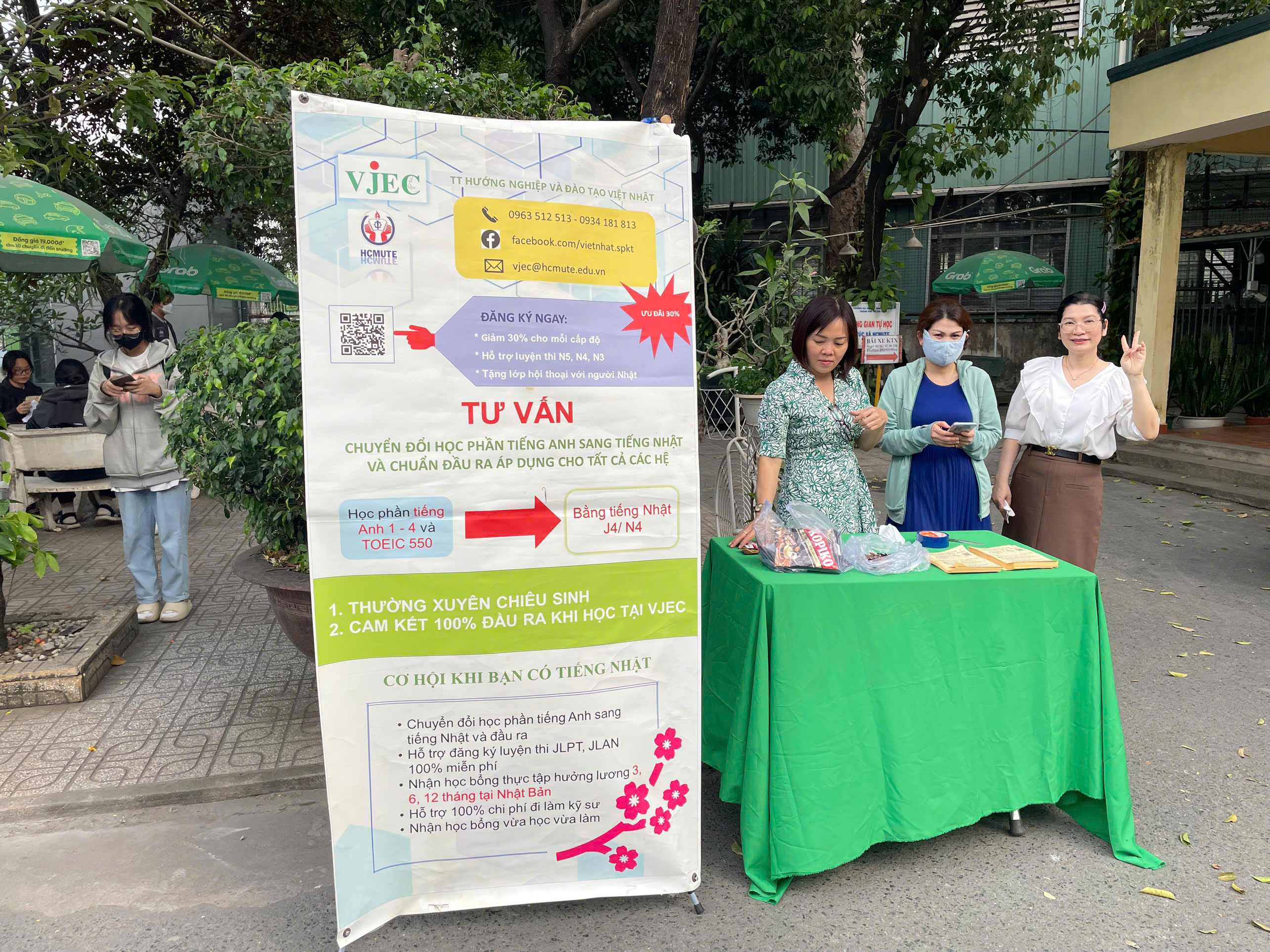 VJEC PHÁT TỜ RƠI TUYỂN SINH TẠI KTX TRƯỜNG HCMUTE, Tin tức - Sự kiện ...
